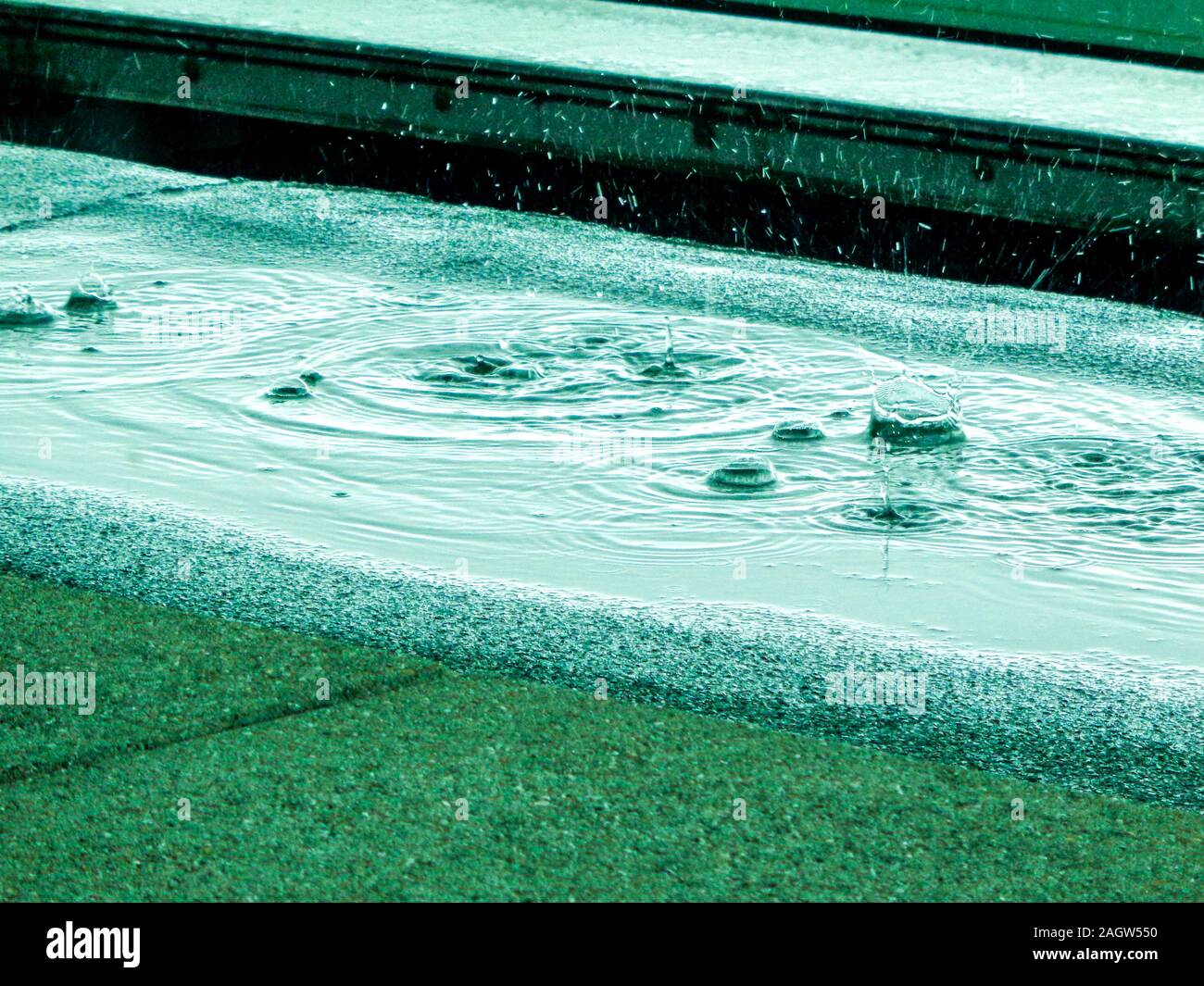 Raindrops falling to the ground during heavy rainfall Stock Photo - Alamy
