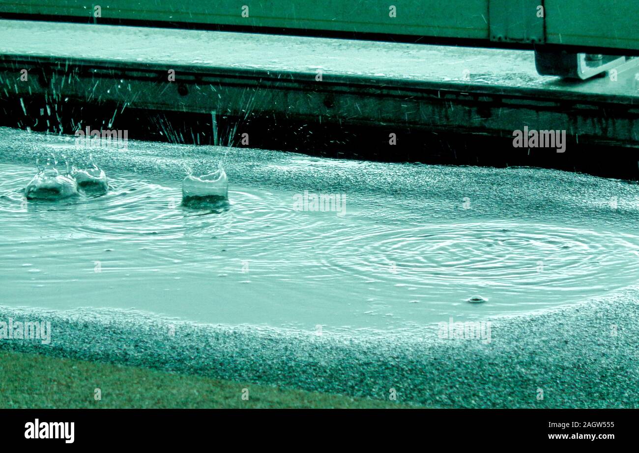 Raindrops falling to the ground during heavy rainfall Stock Photo - Alamy