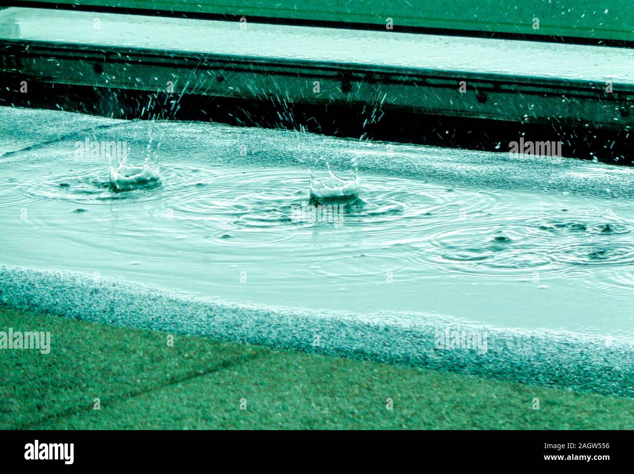 Raindrops falling to the ground during heavy rainfall Stock Photo - Alamy