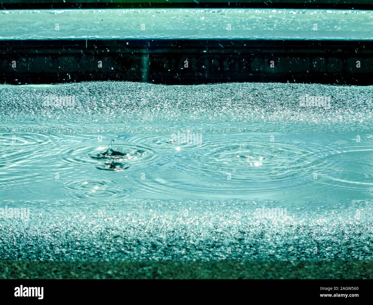 Raindrops falling to the ground during heavy rainfall Stock Photo - Alamy