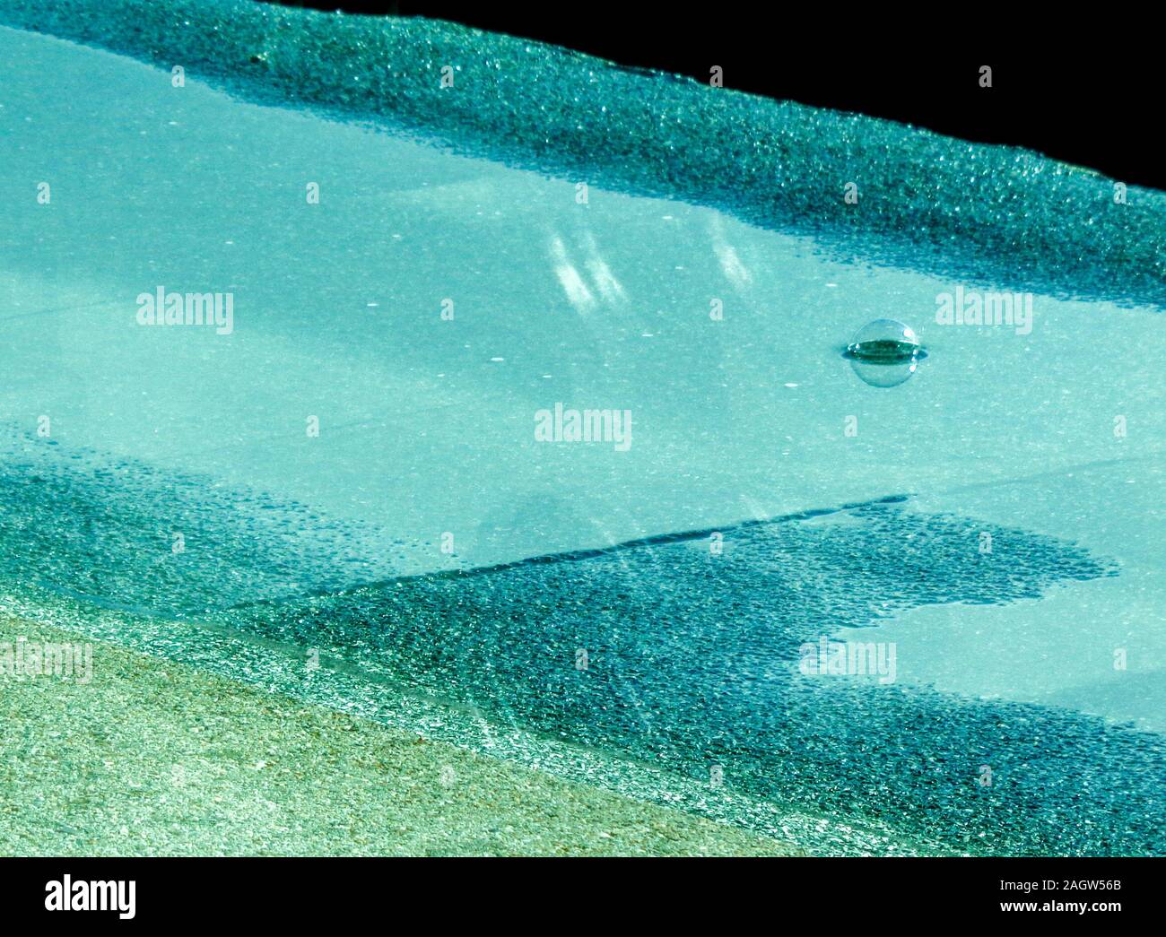 Raindrops falling to the ground during heavy rainfall Stock Photo - Alamy