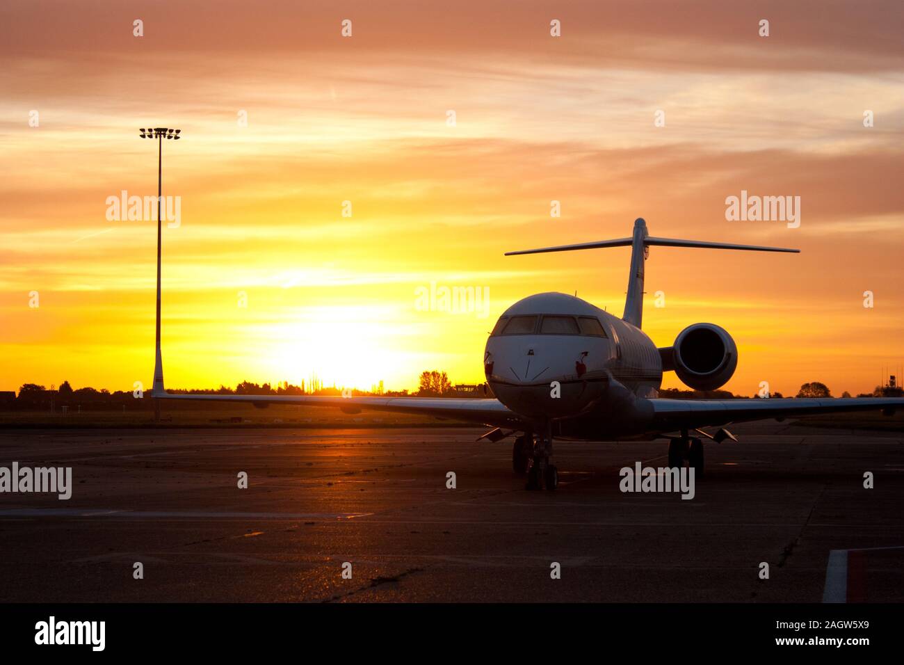 Private jet sunset hi-res stock photography and images - Alamy
