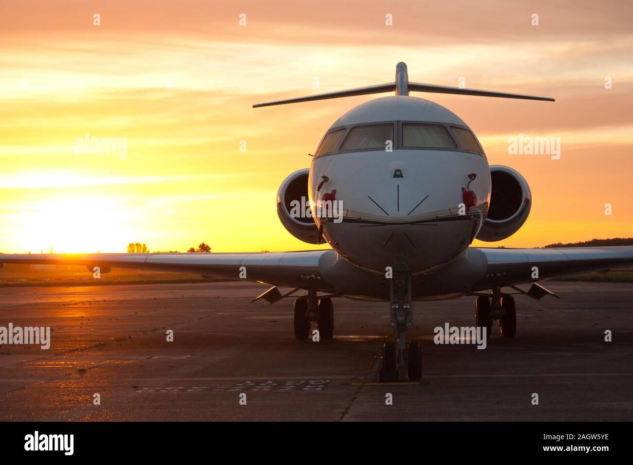 Private jet sunset hi-res stock photography and images - Alamy