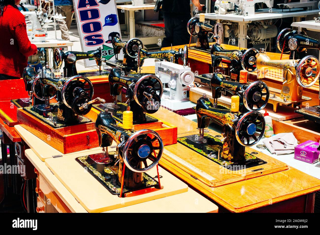 Vintage singer sewing machines hi-res stock photography and images - Alamy