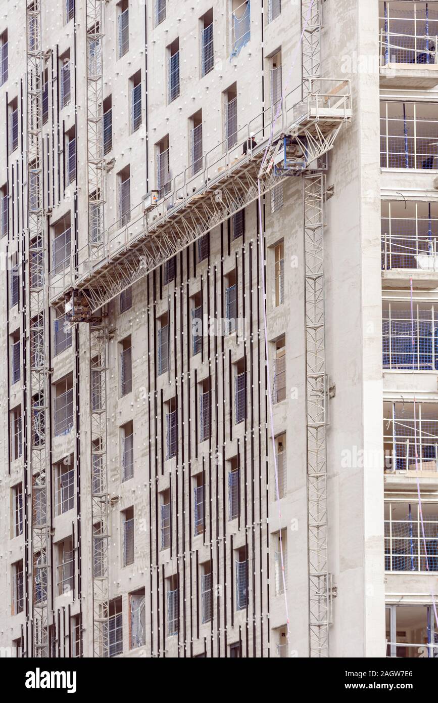 Metal safety scaffolding in a skyscraper under construction Stock Photo ...