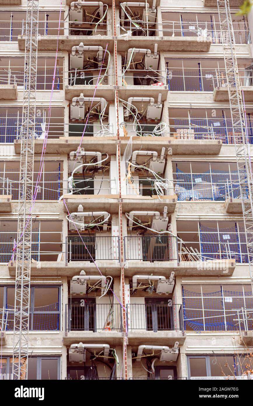 Metal scaffolding in a skyscraper under construction Stock Photo - Alamy