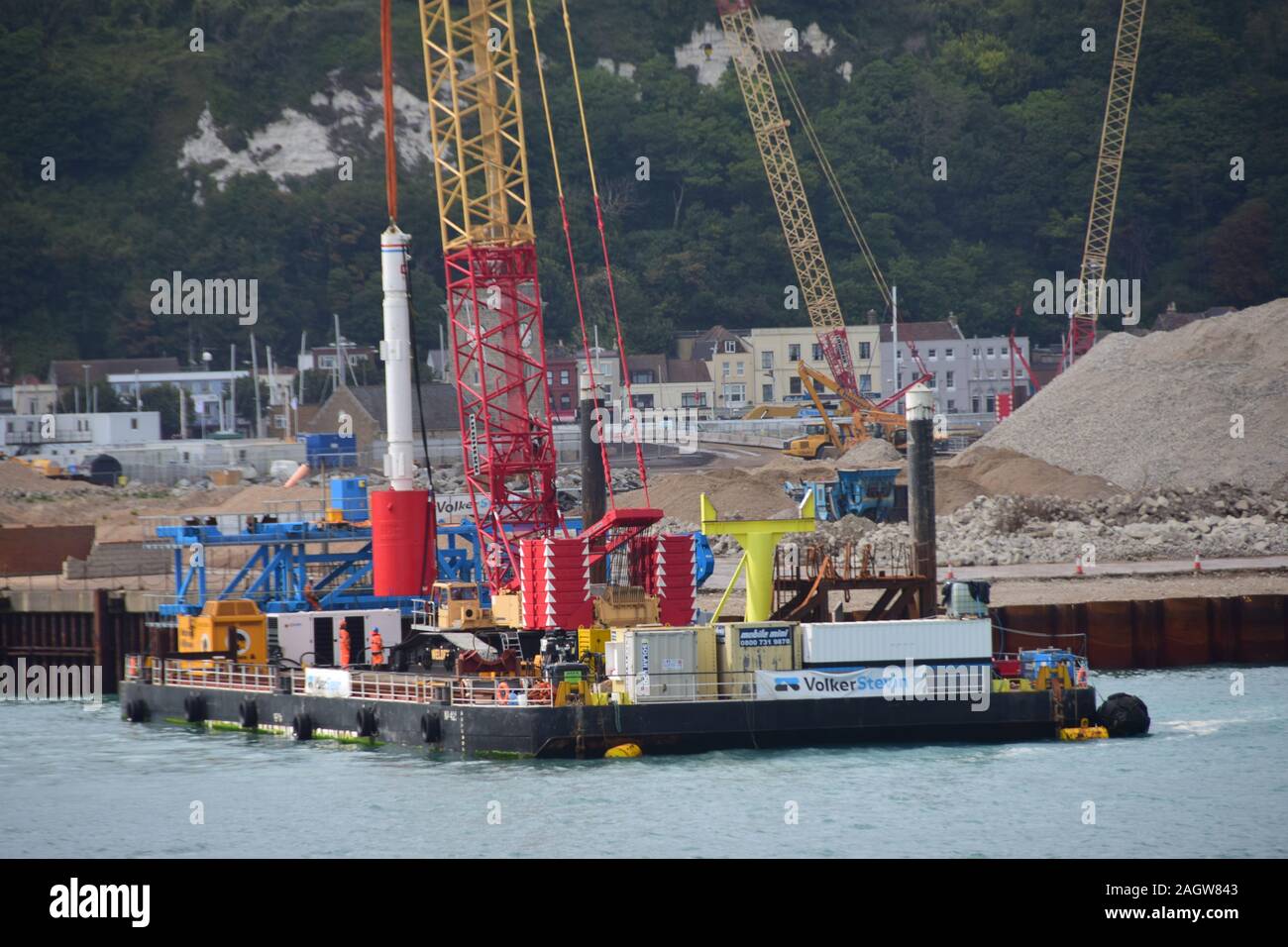 Floating barge driving piles in Dover port August 2017 Stock Photo - Alamy
