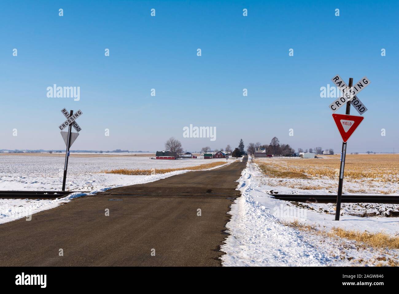 Train crossing snowy countryside hi-res stock photography and images ...