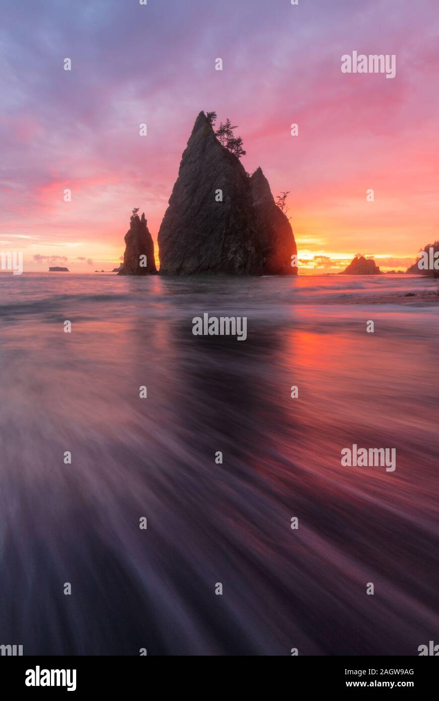 Sunset view of Split Rock on Rialto Beach in Olympic National Park with ...