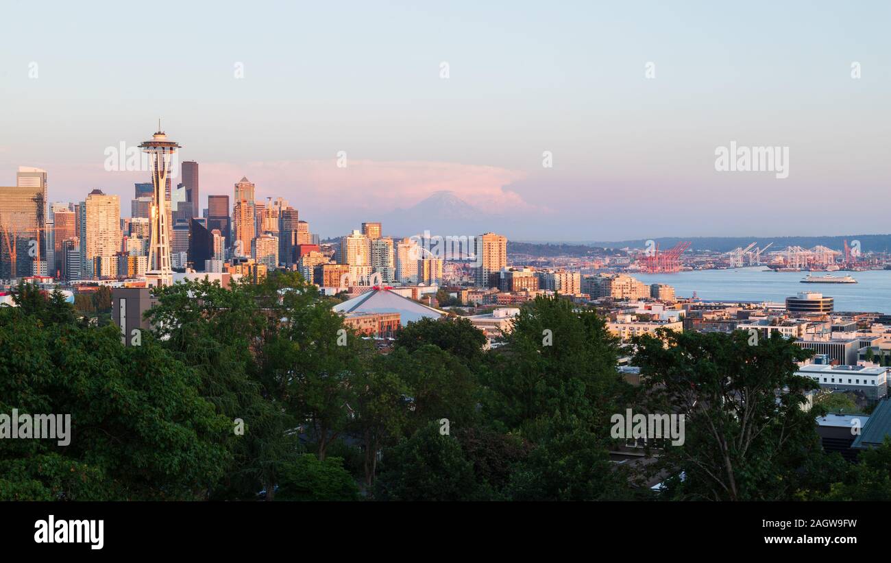 Seattle skyline mountains hi-res stock photography and images - Alamy