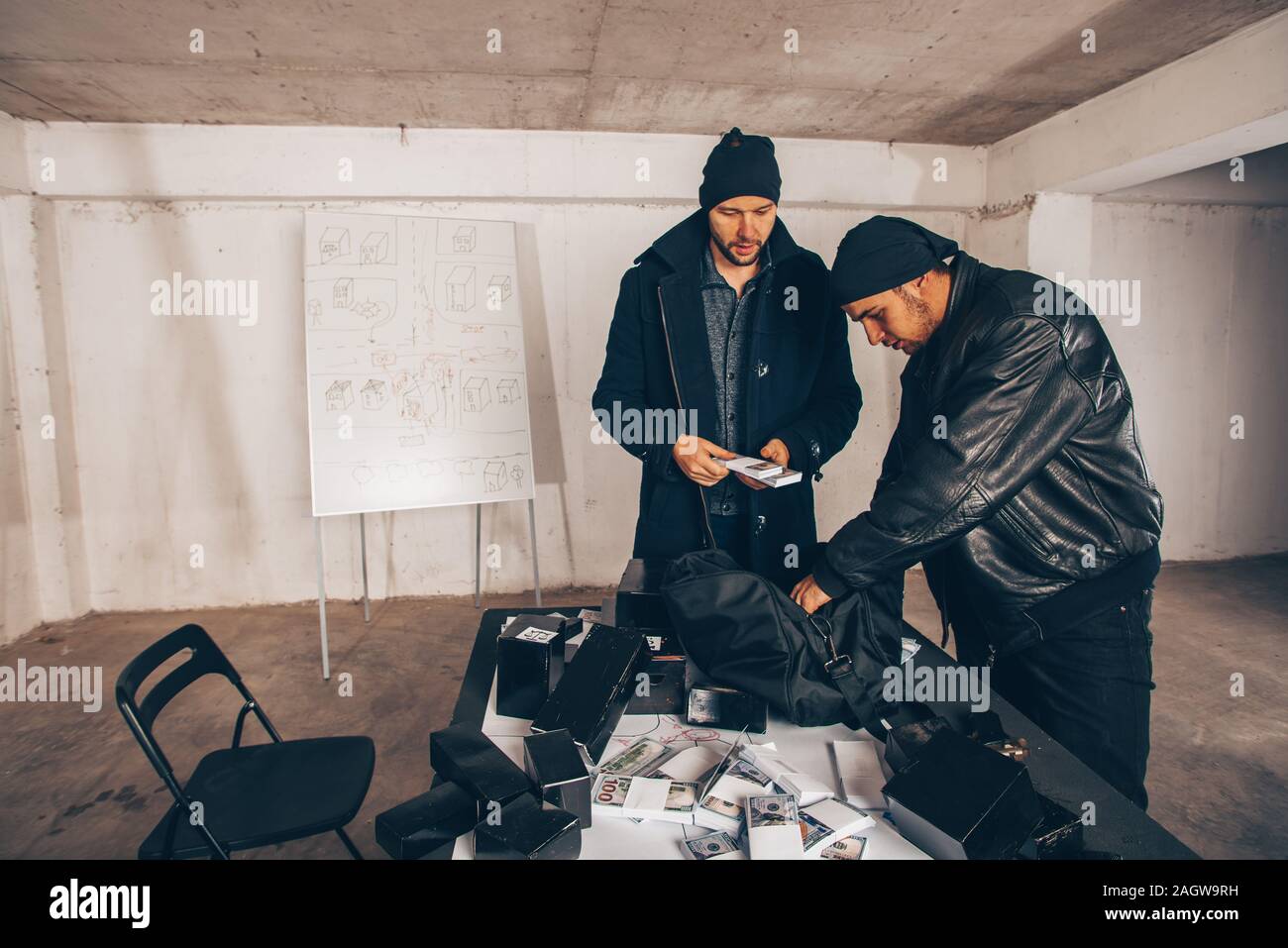 Gangsters table hi-res stock photography and images - Alamy