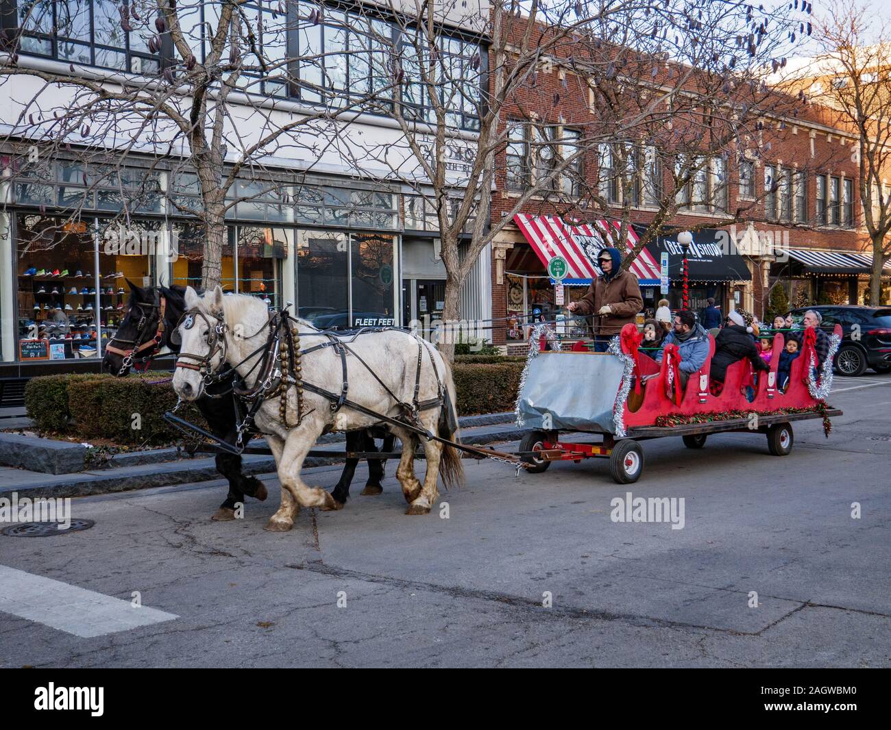 Horse drawn sleigh ride hi-res stock photography and images - Alamy