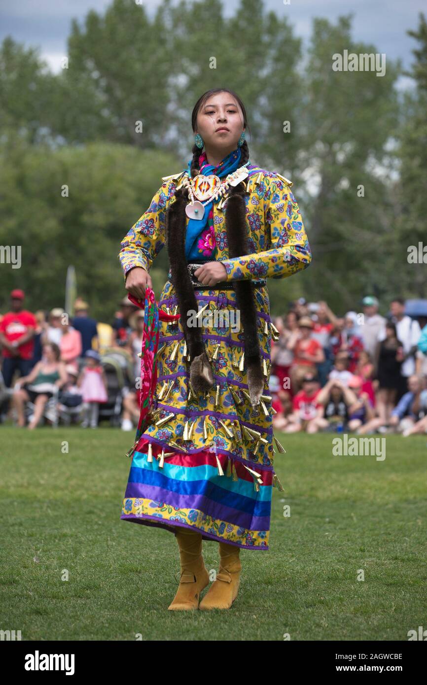 Native american woman dance hi-res stock photography and images - Alamy