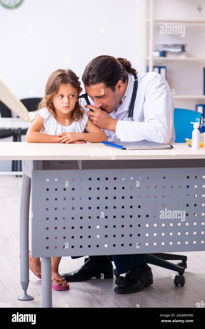 The young doctor pediatrician with small girl Stock Photo - Alamy
