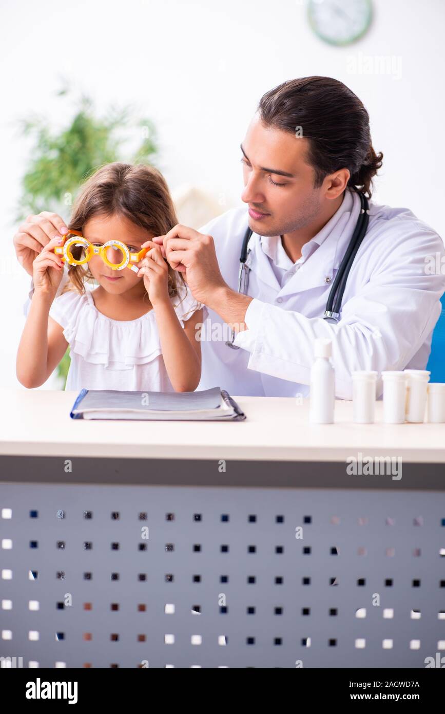 The young doctor pediatrician with small girl Stock Photo - Alamy