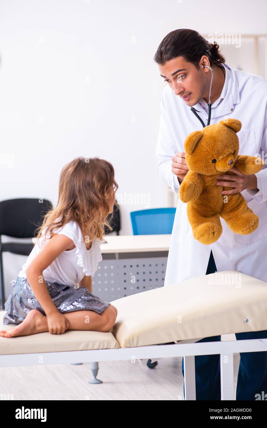 The young doctor pediatrician with small girl Stock Photo - Alamy