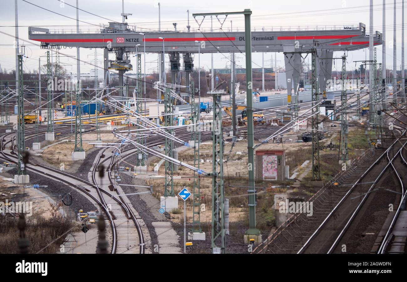 Lehrte, Germany. 16th Dec, 2019. Cranes are located at the freight ...