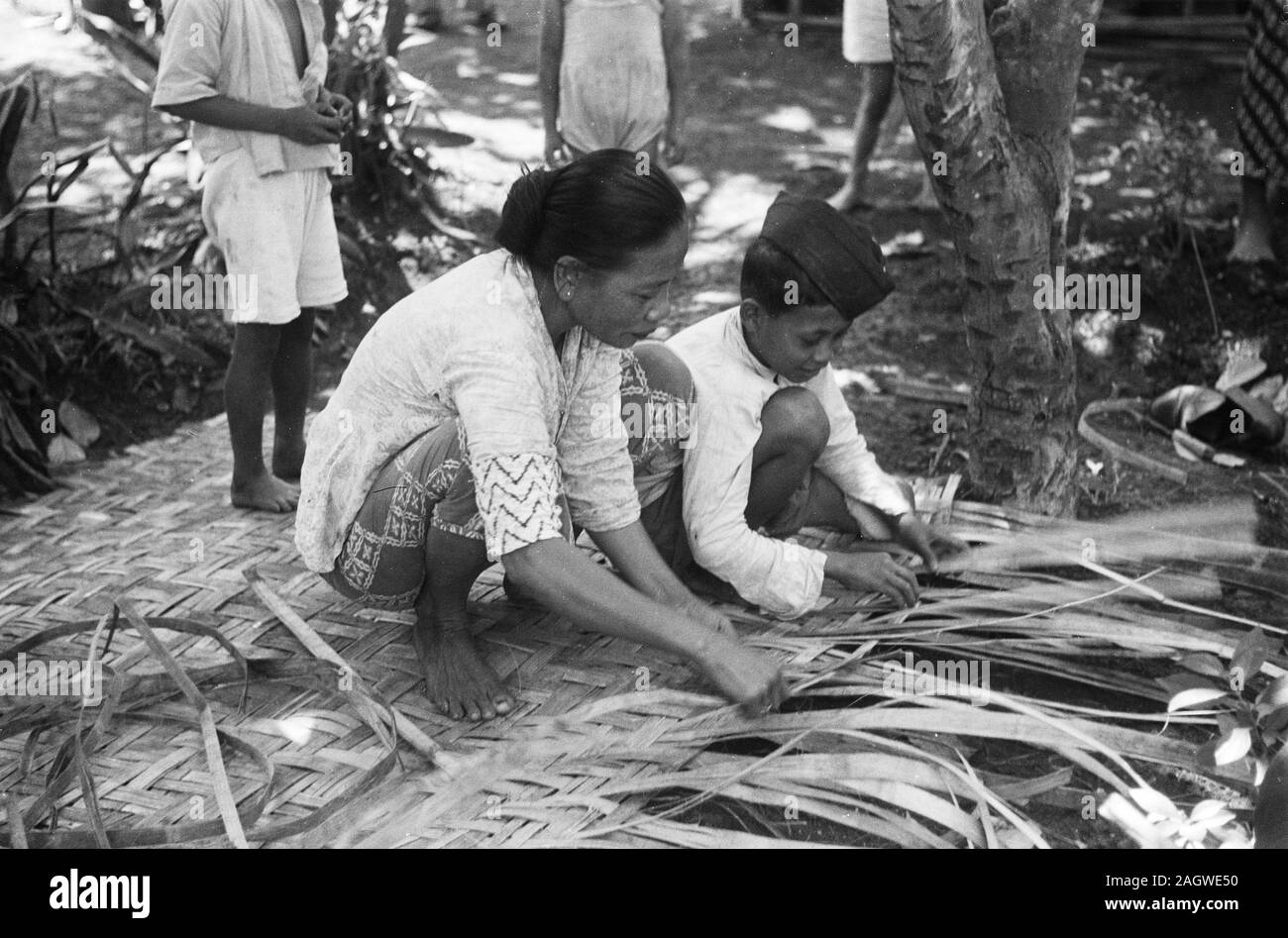 Braiding atap leaves hi-res stock photography and images - Alamy