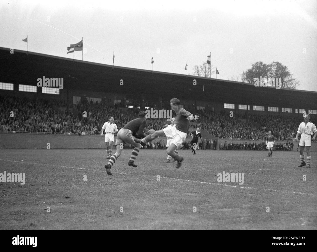1940s football footballers hi-res stock photography and images - Alamy