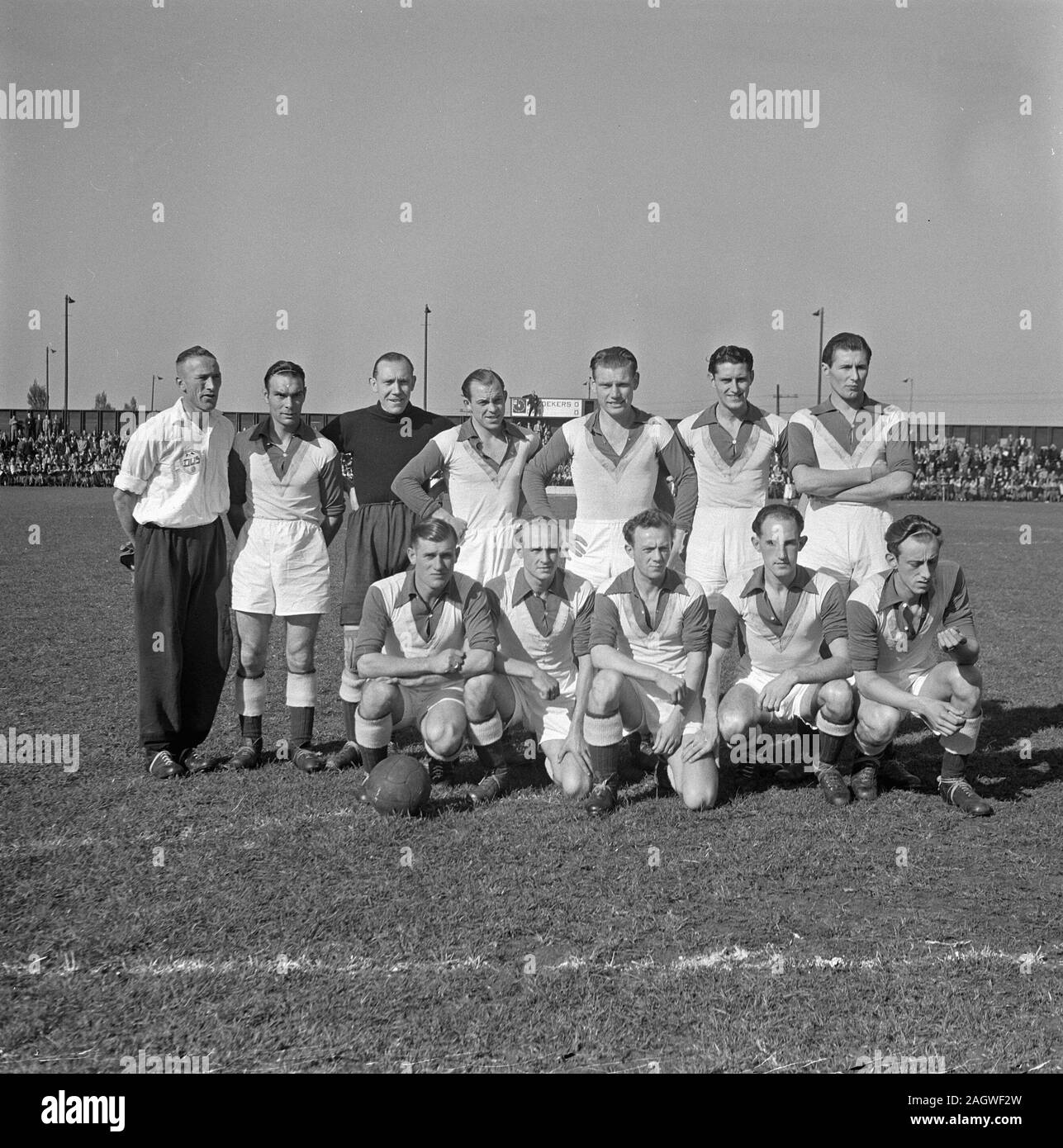 Football 1940s footballers hi-res stock photography and images - Alamy