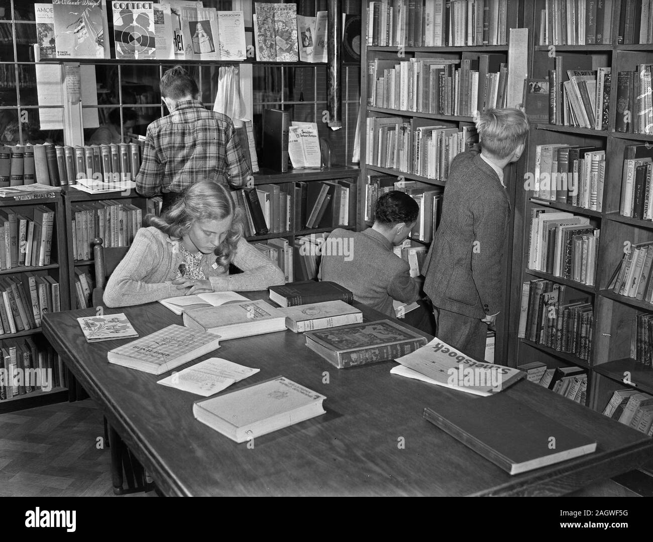 1940s kids in library hi-res stock photography and images - Alamy