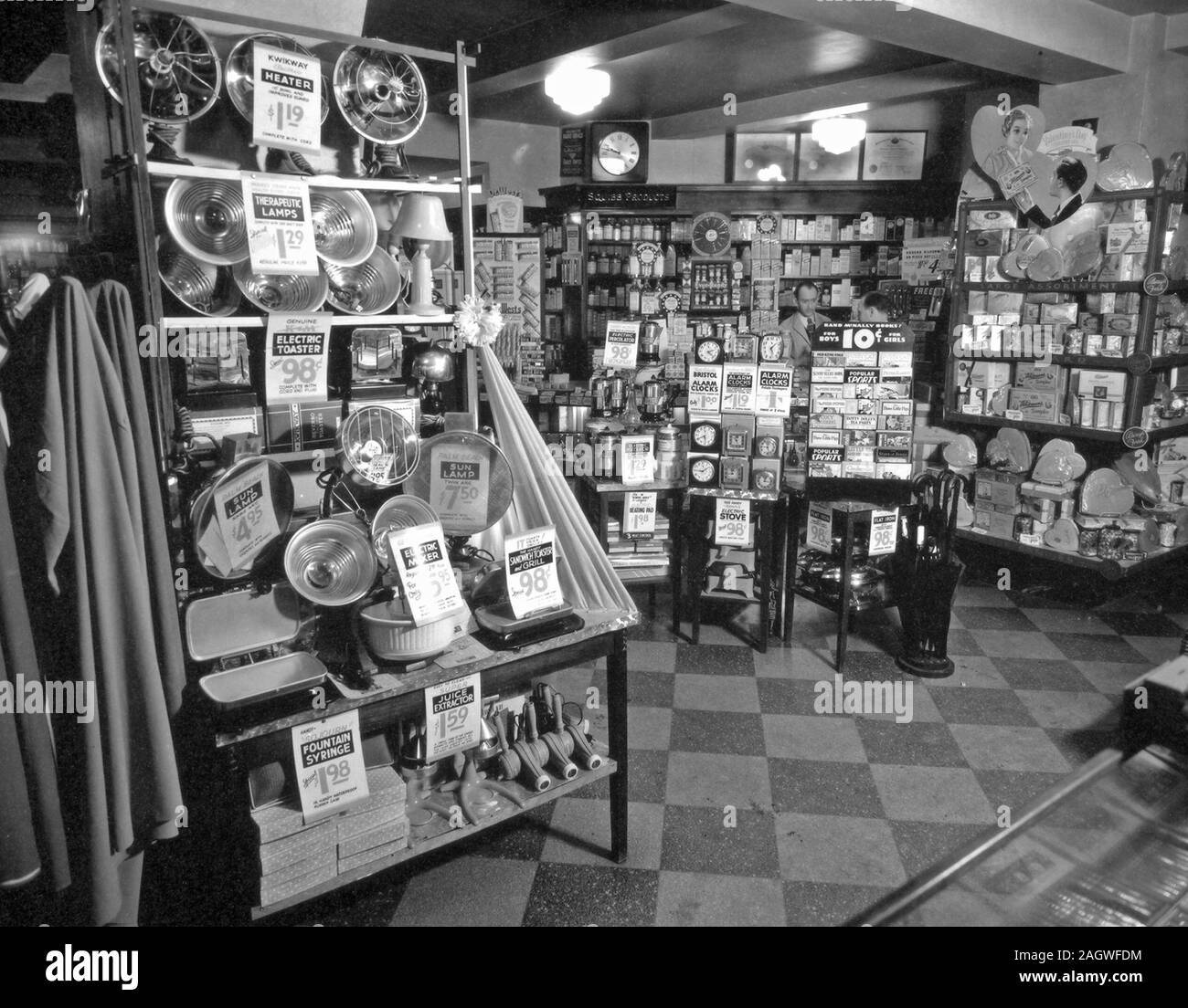 1930s drug store interior hi-res stock photography and images - Alamy
