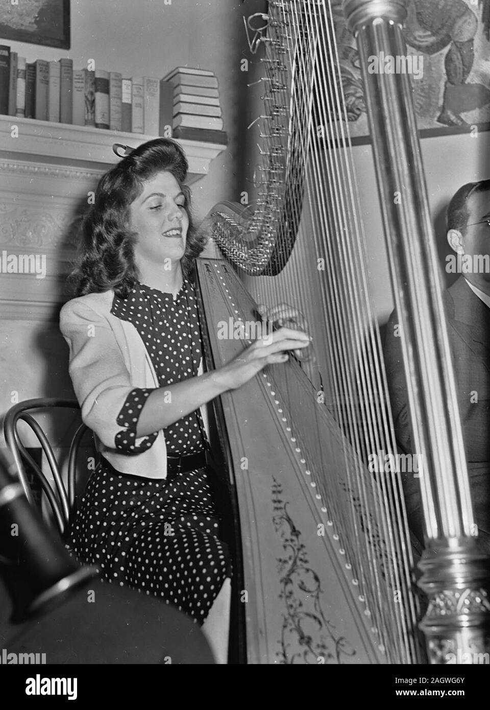 1930s harp player hi-res stock photography and images - Alamy