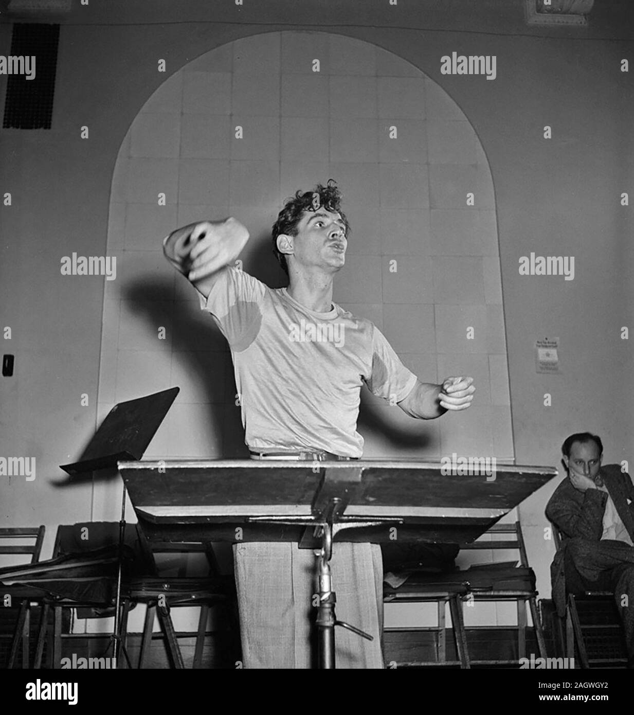 Leonard bernstein conducting Black and White Stock Photos & Images - Alamy