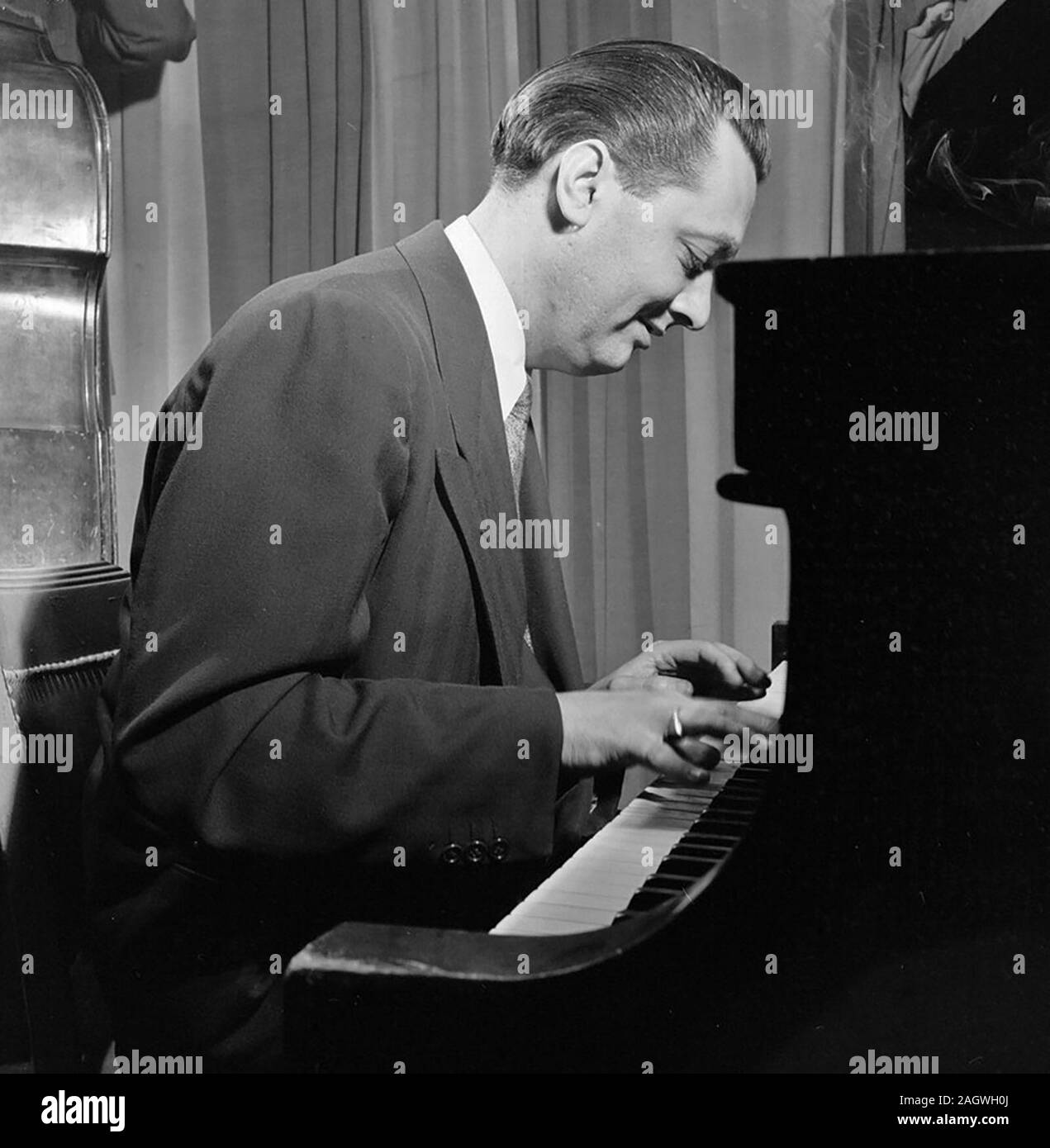 Portrait of Gene Schroeder, Eddie Condon's, New York, N.Y., between ...