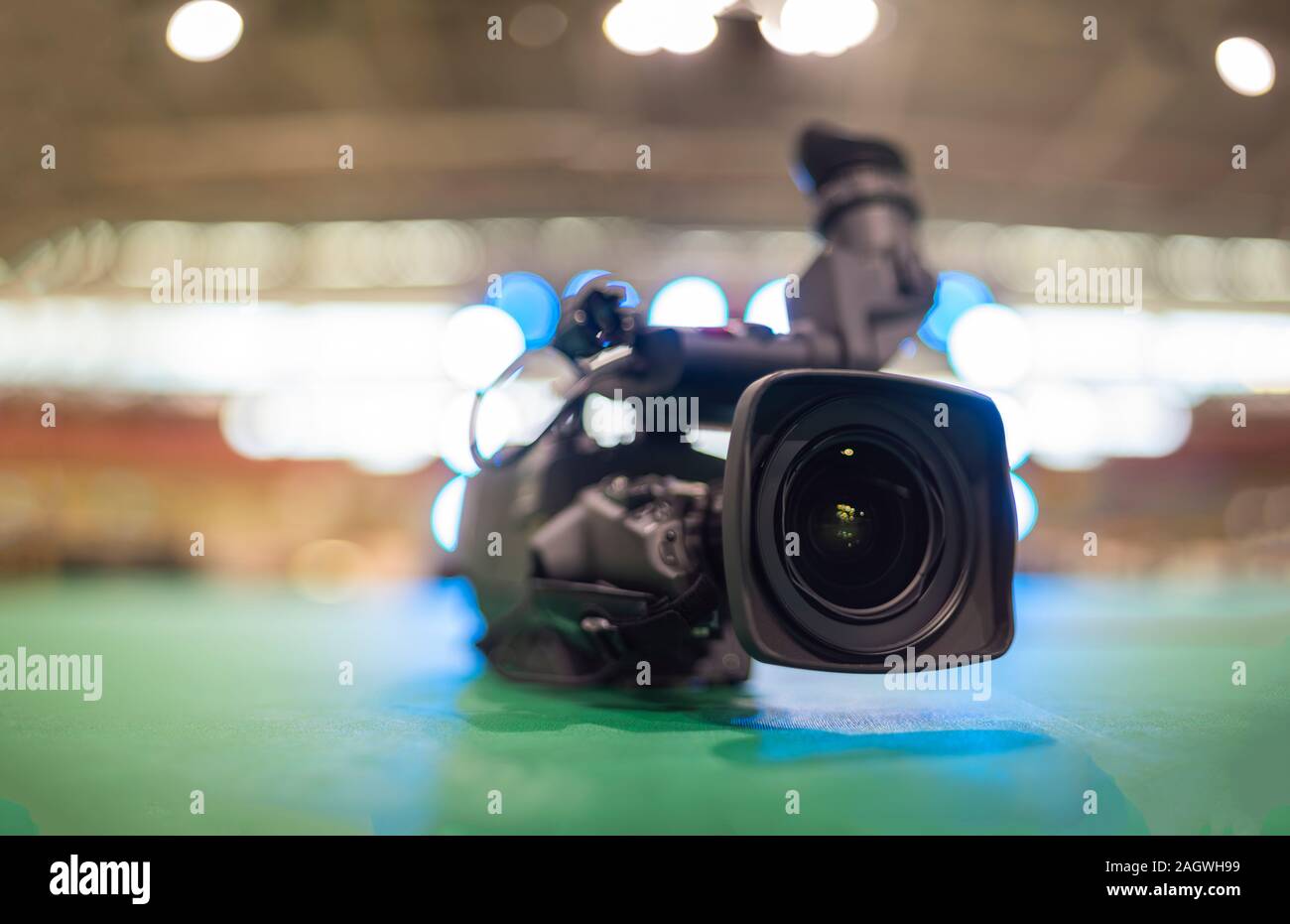 Camera stadium broadcast filming hi-res stock photography and images ...