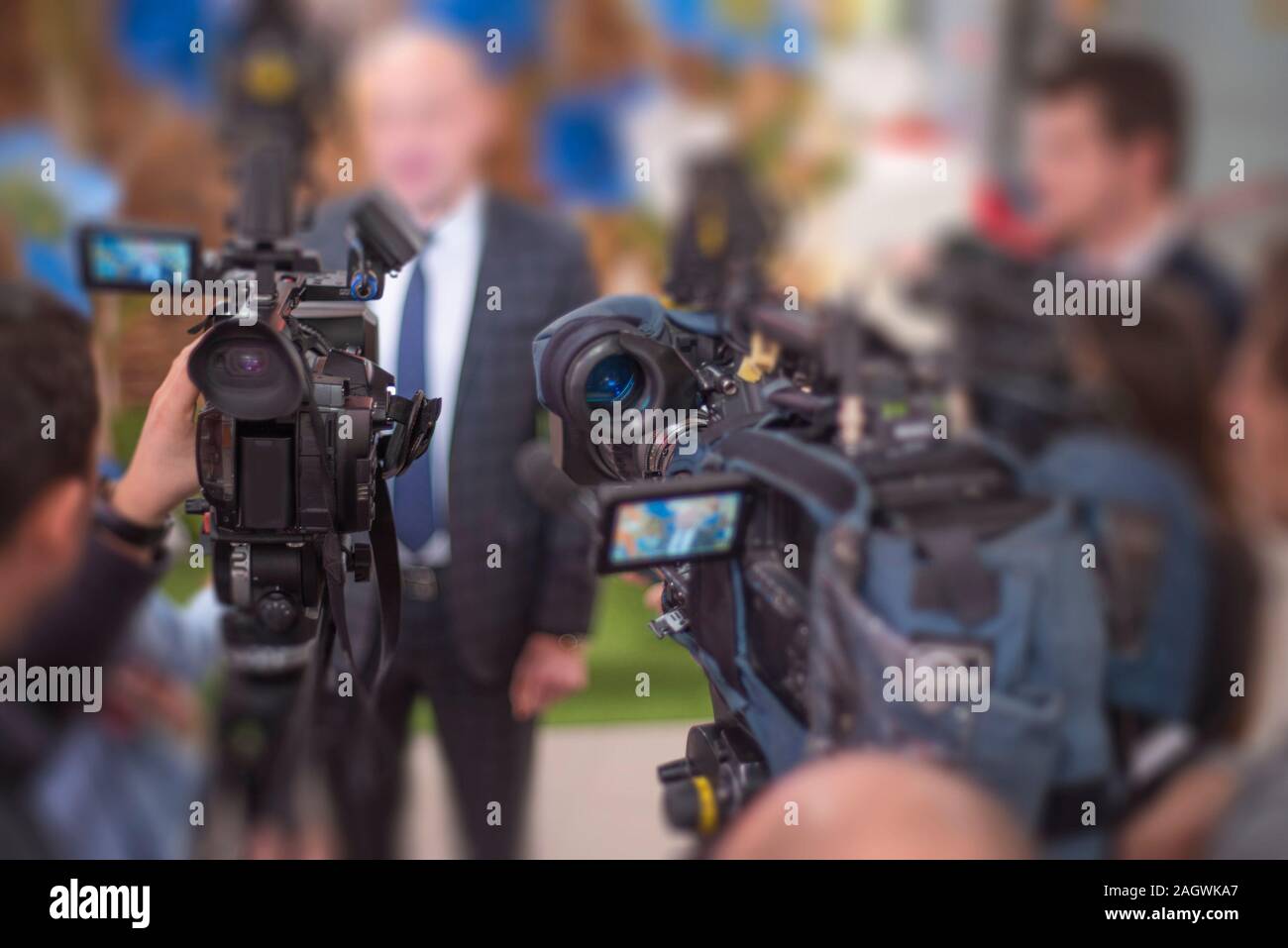 Row of people with cameras hi-res stock photography and images - Alamy