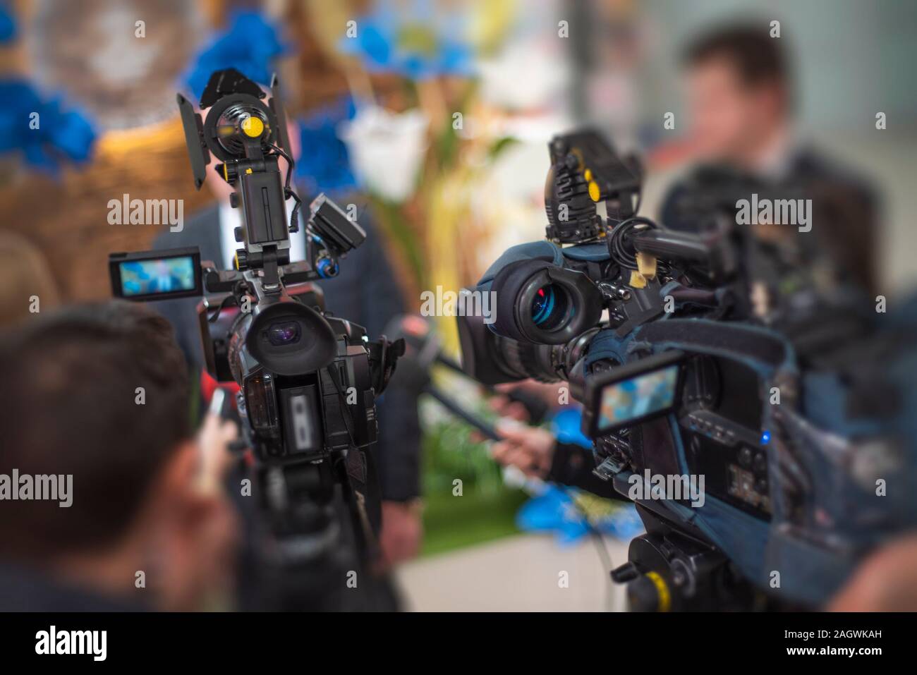 Row of people with cameras hi-res stock photography and images - Alamy