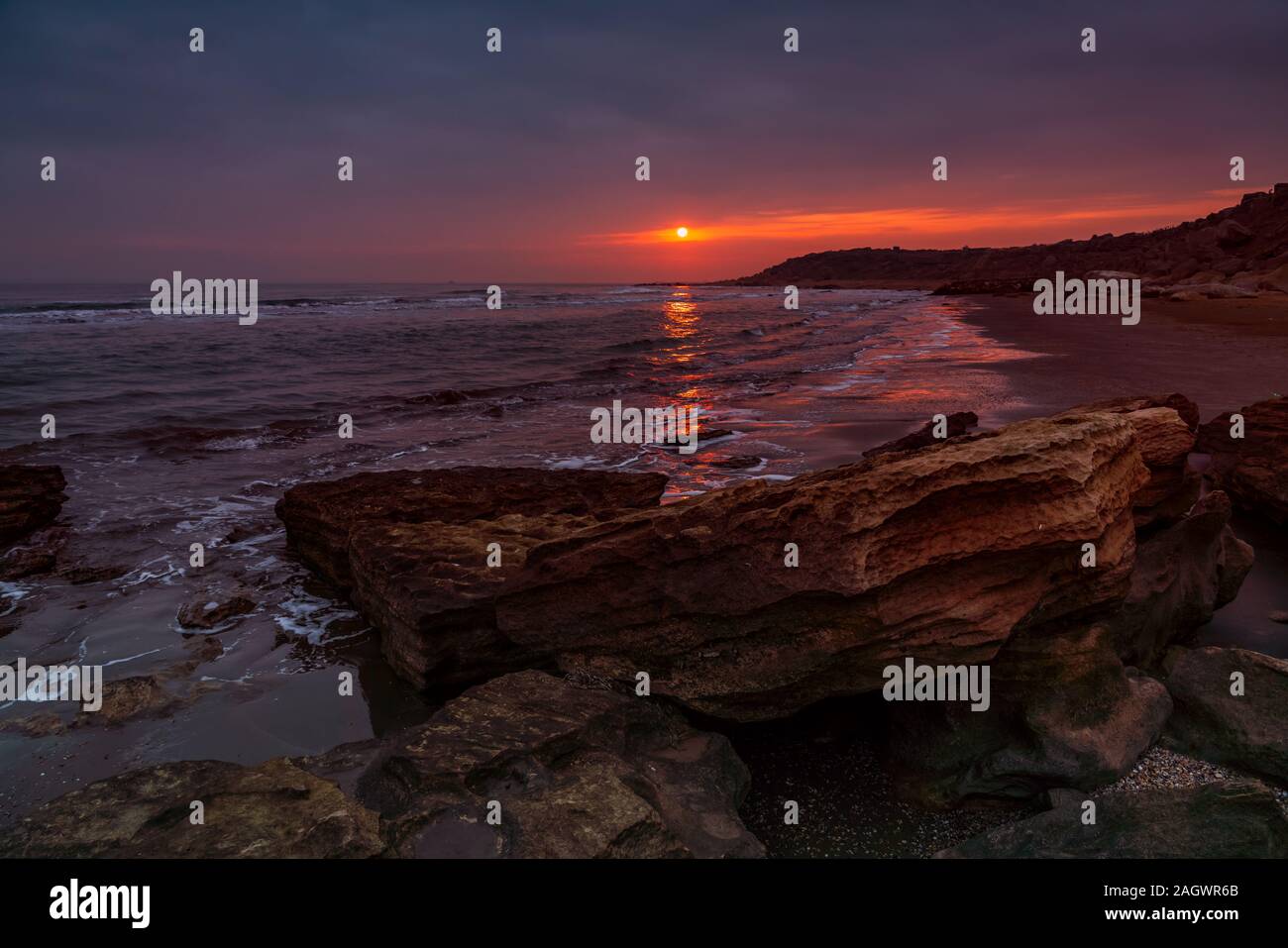 Colorful sunset sea hi-res stock photography and images - Alamy