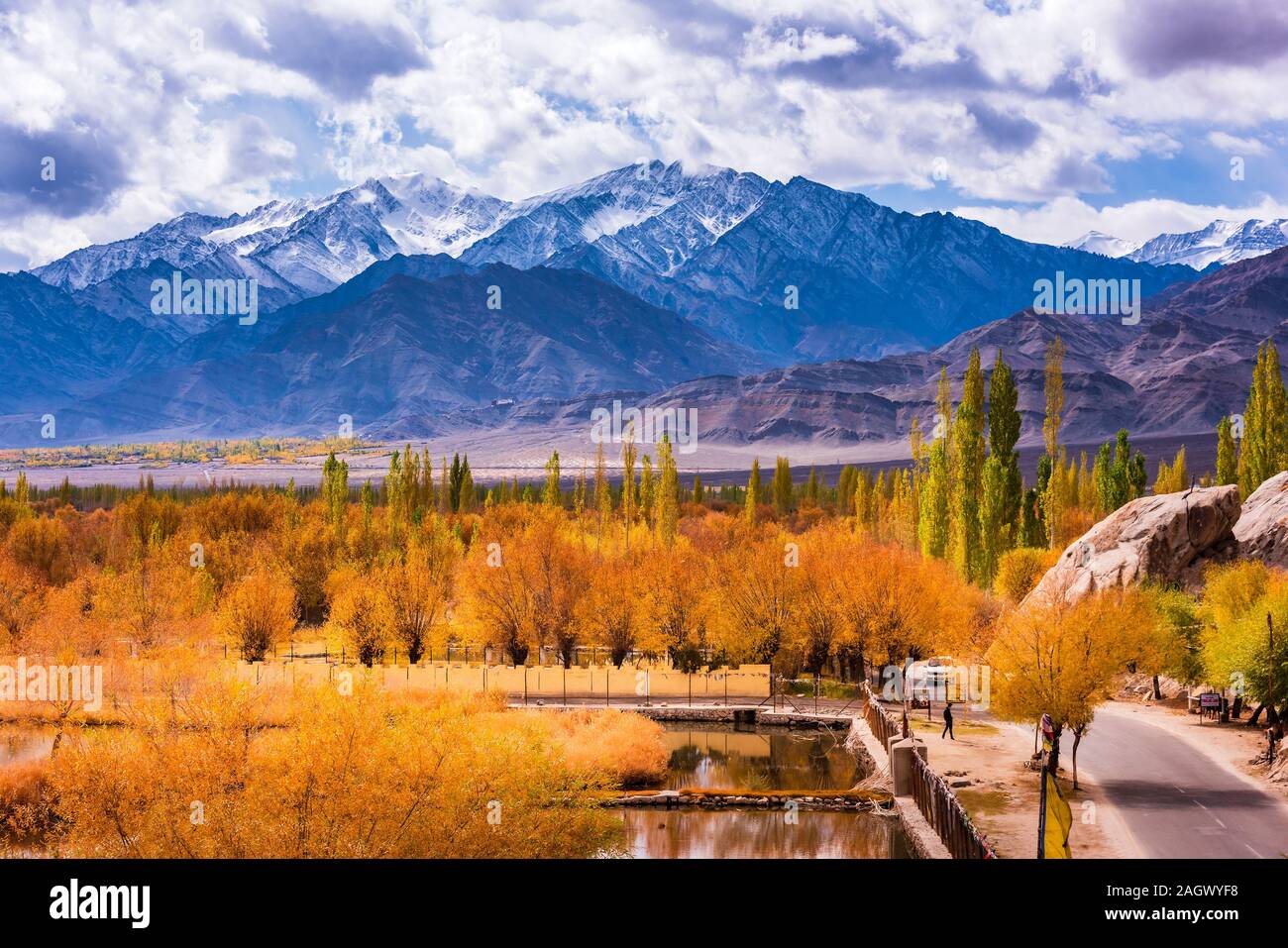 Himalayan landscape along road hi-res stock photography and images - Alamy
