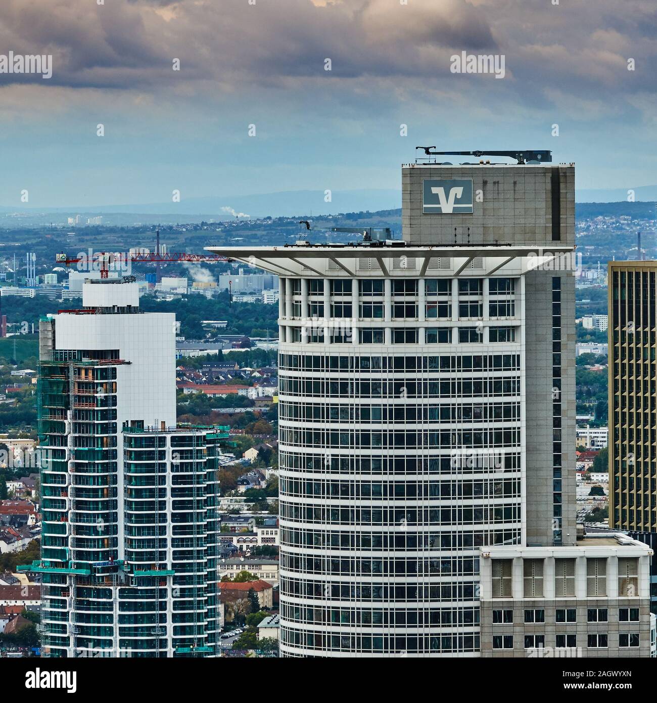 Helicopter landing on skyscraper hi-res stock photography and images ...