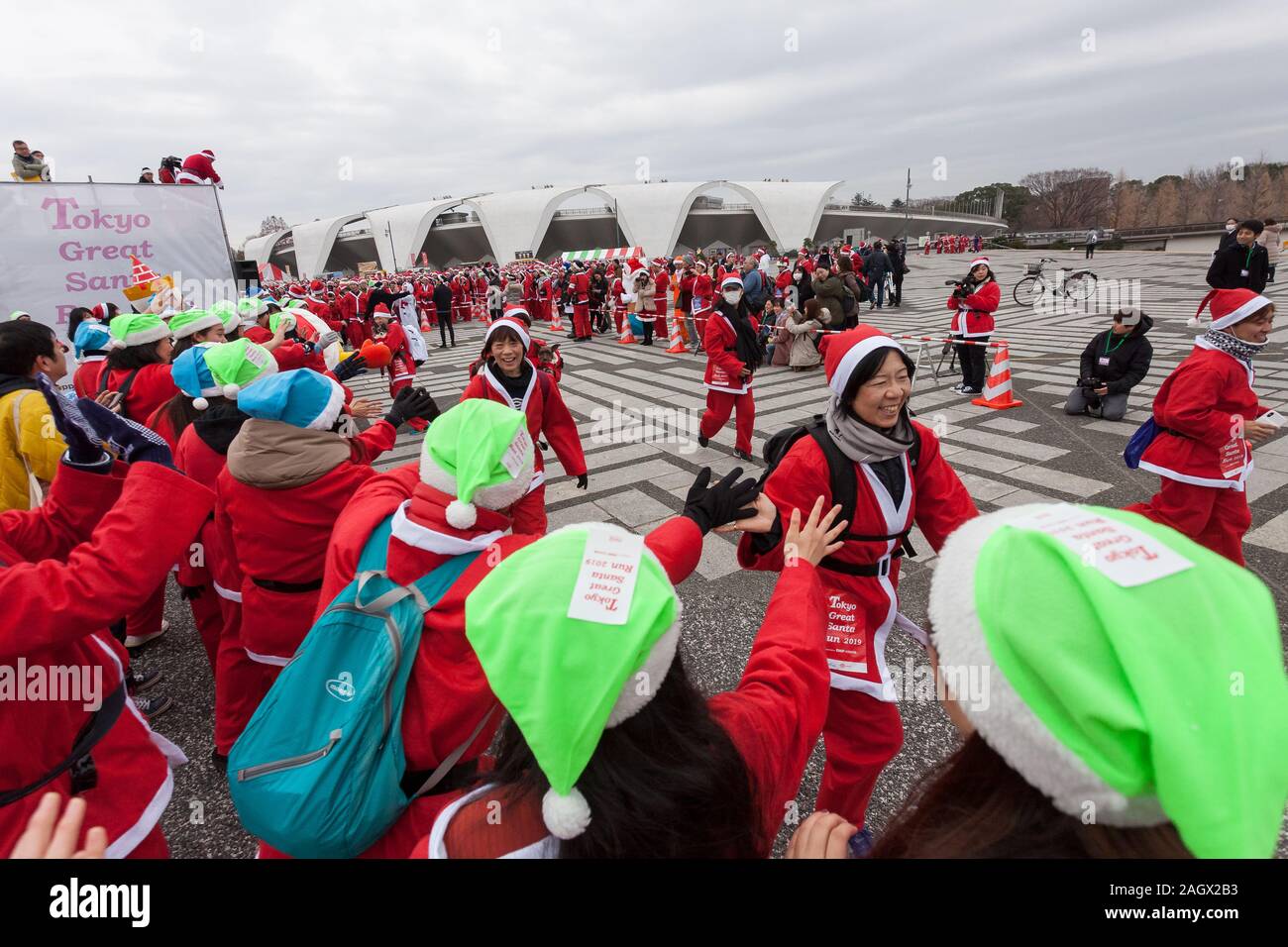 Participants take part in the Tokyo Great Santa Run in Komazawa-daigaku ...