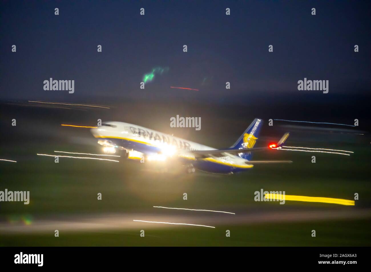 Ryanair boeing 737 taking off hi-res stock photography and images - Alamy
