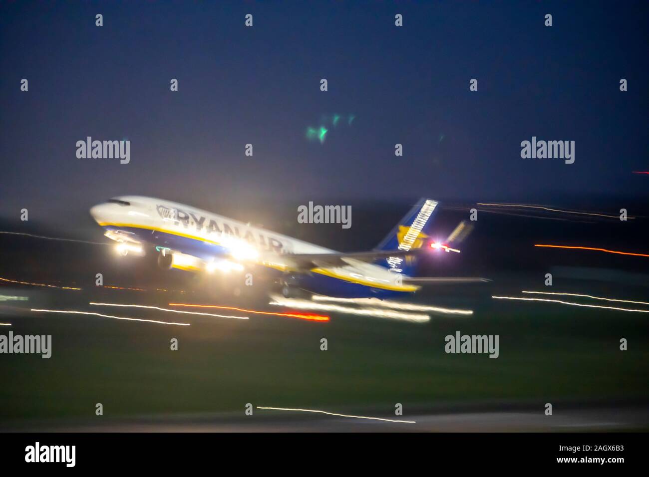 Ryanair boeing 737 taking off hi-res stock photography and images - Alamy