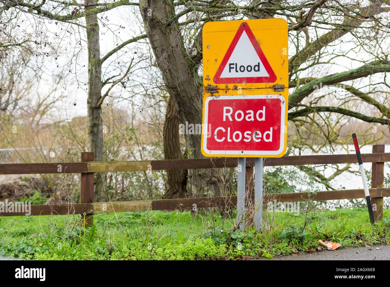 Uk road sign flood hi-res stock photography and images - Alamy