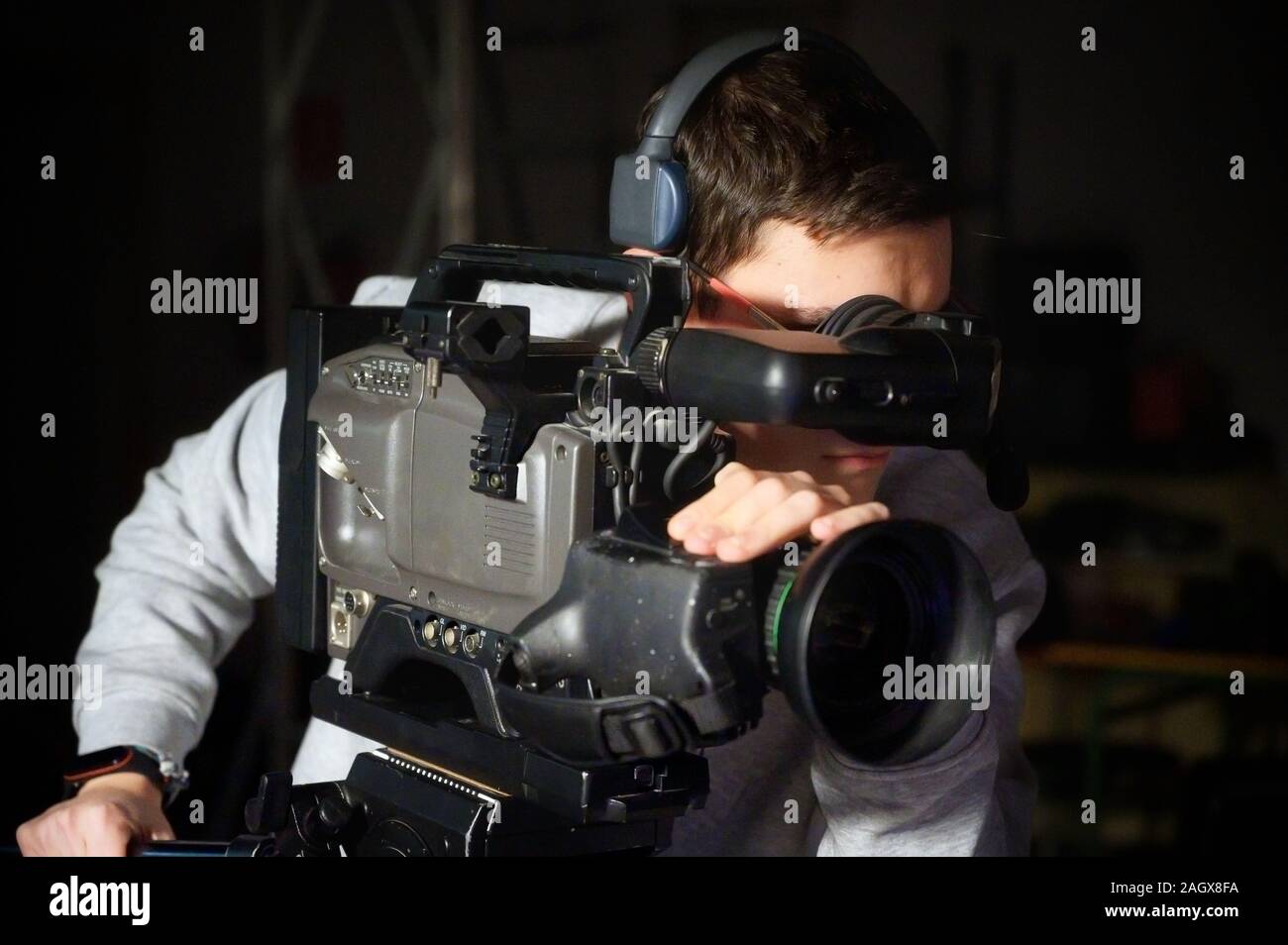 Cameraman using professional digital video camera Stock Photo - Alamy