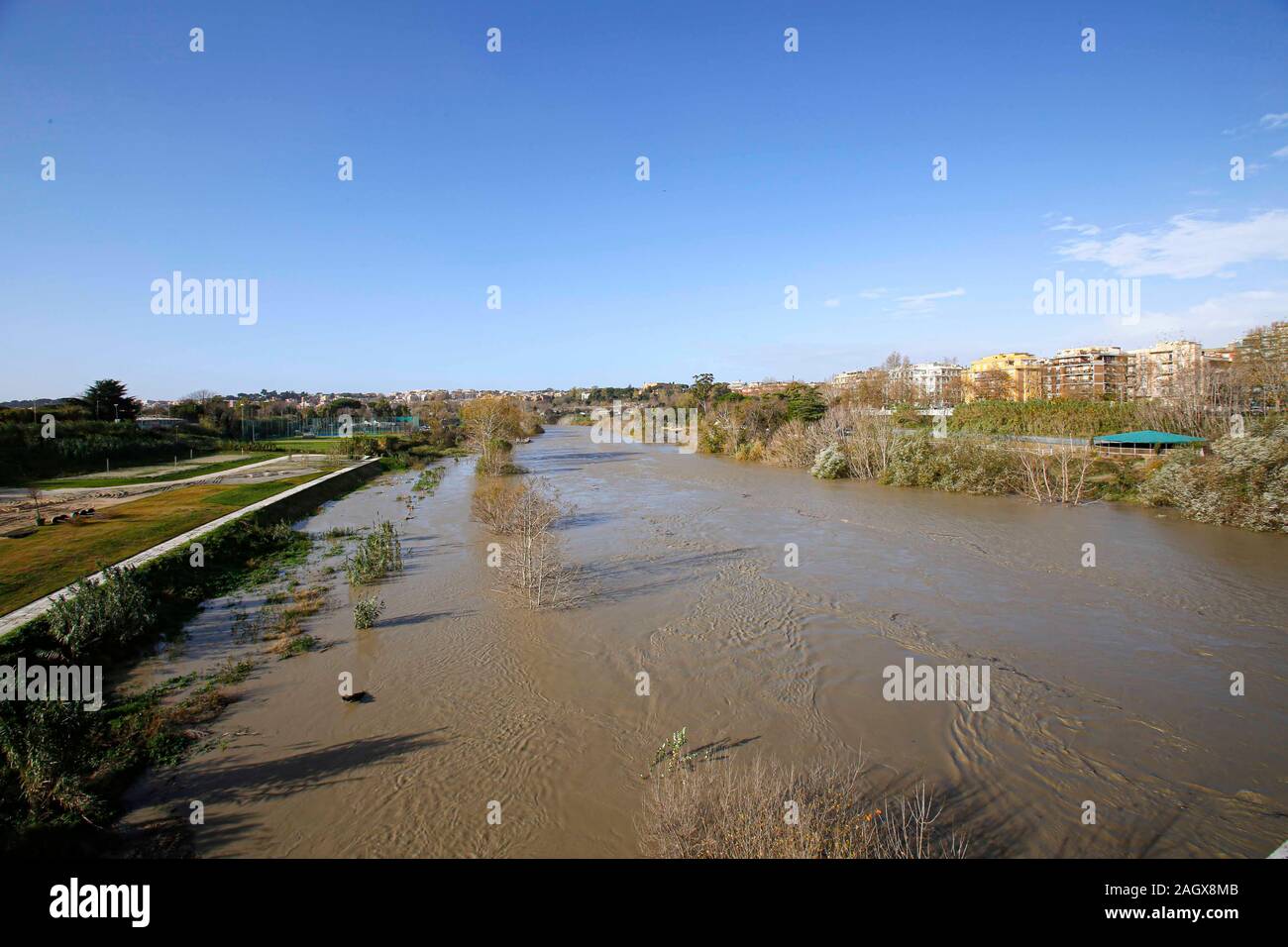 ROMA - FIUME TEVERE IN PIENA Stock Photo - Alamy