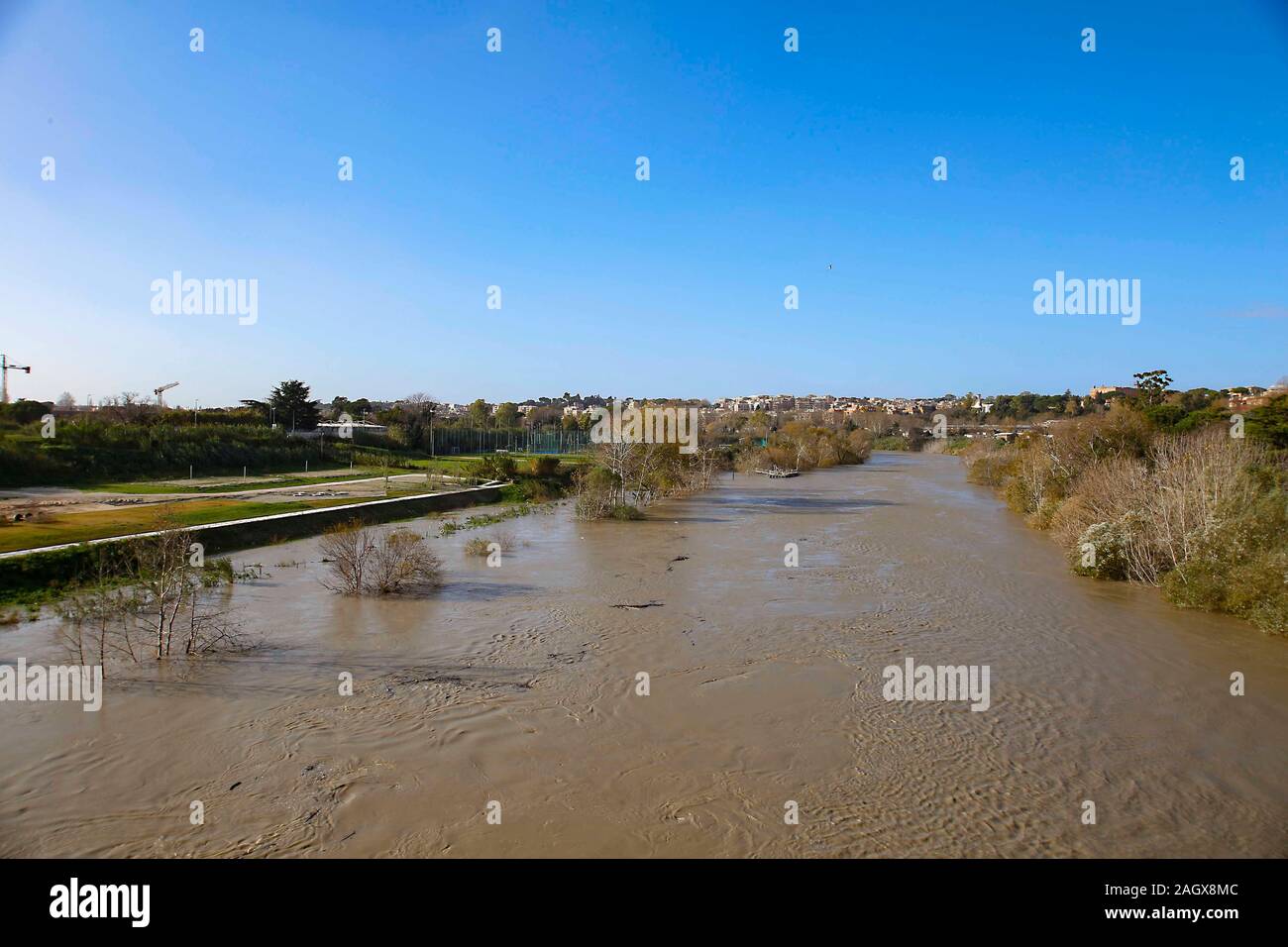 ROMA - FIUME TEVERE IN PIENA Stock Photo - Alamy