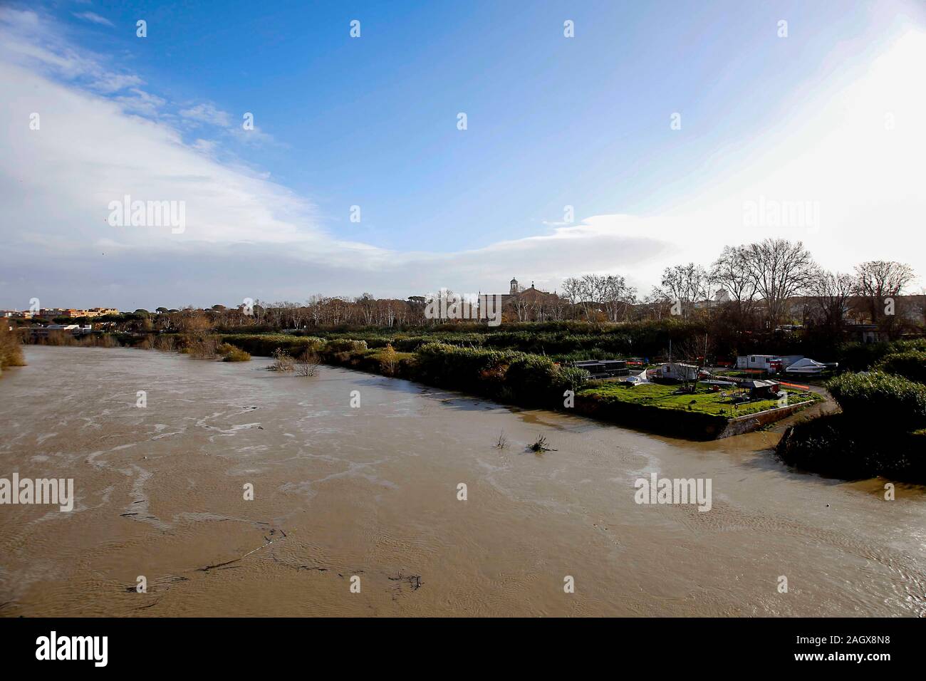 ROMA - FIUME TEVERE IN PIENA Stock Photo - Alamy