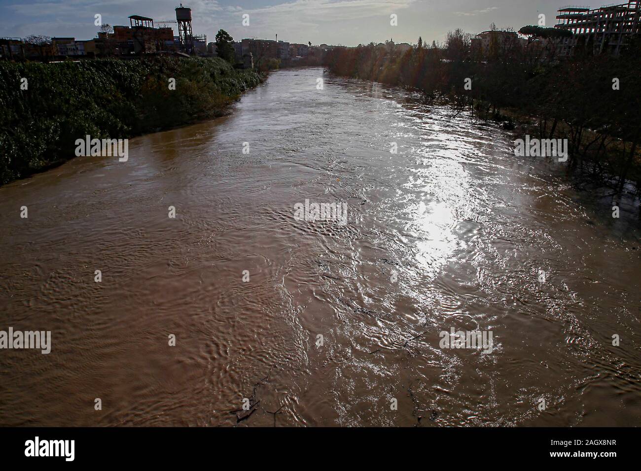 Inquinamento del fiume hi-res stock photography and images - Alamy