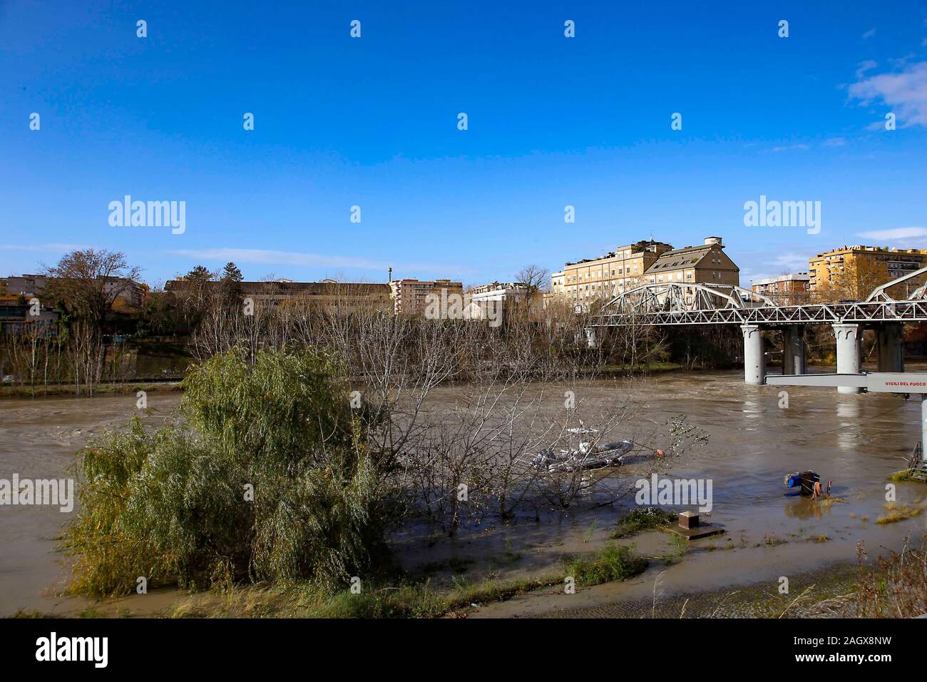 ROMA - FIUME TEVERE IN PIENA Stock Photo - Alamy