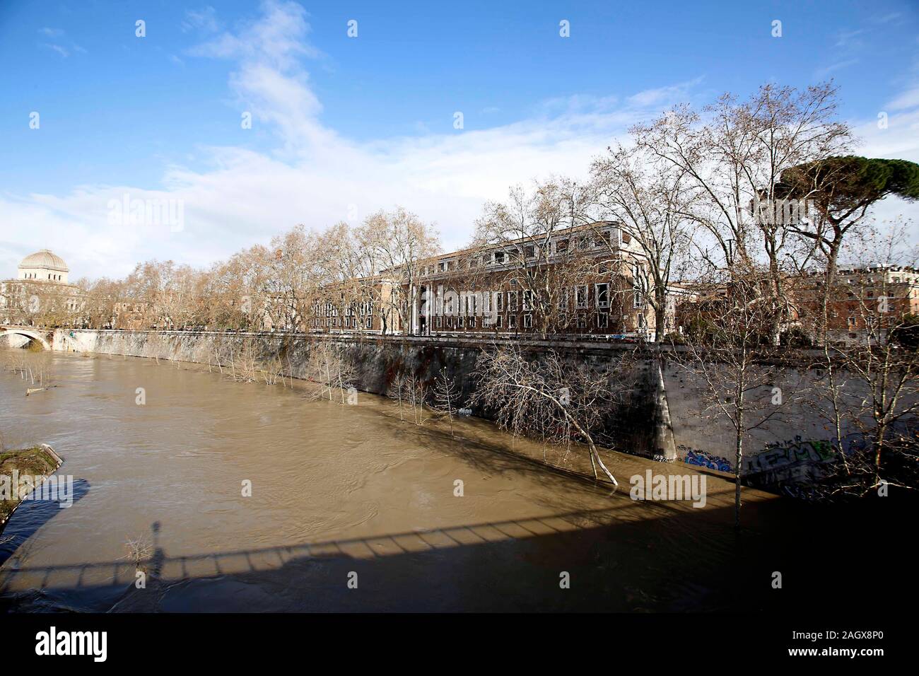ROMA - FIUME TEVERE IN PIENA Stock Photo - Alamy