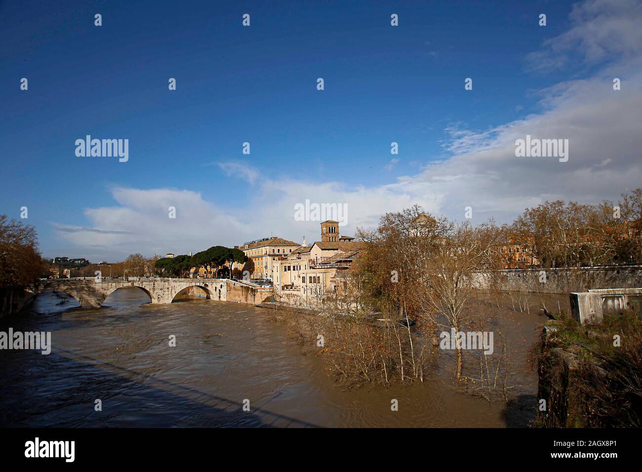 ROMA - FIUME TEVERE IN PIENA Stock Photo - Alamy