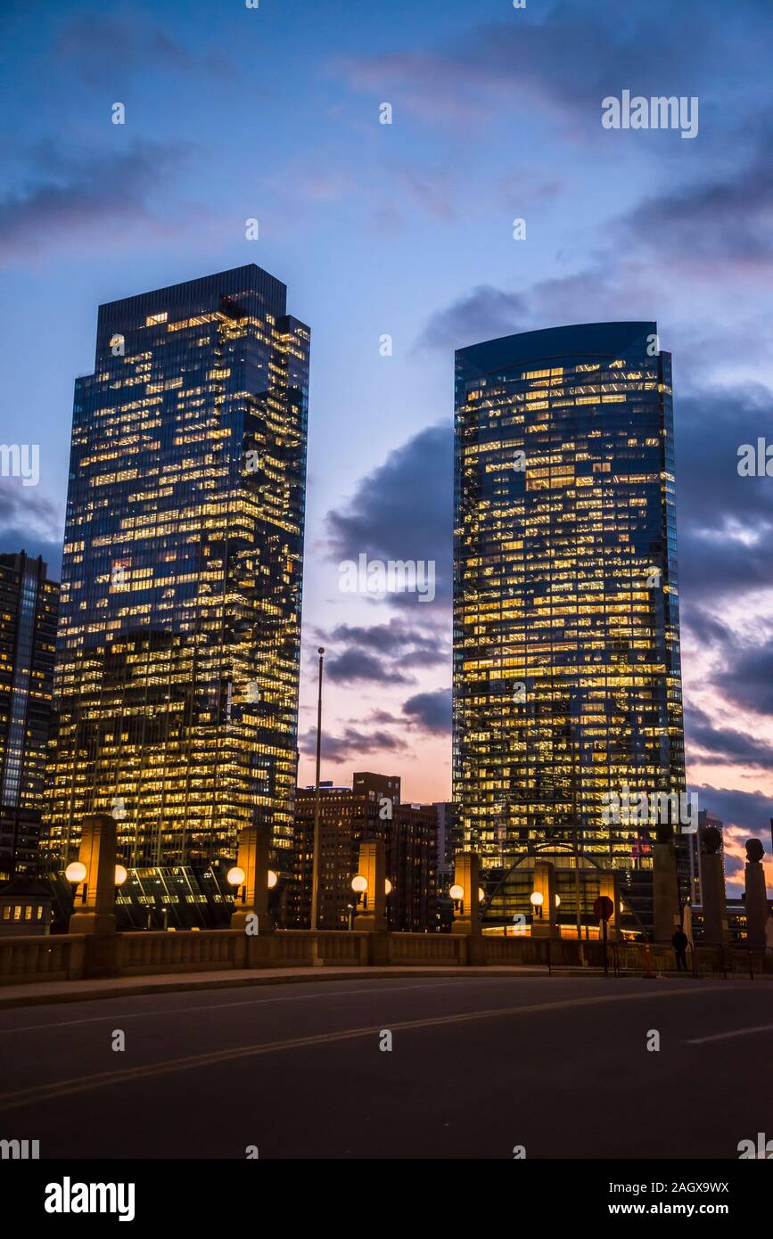 View of the downtown skyscrapers on Wacker Drive, Chicago, Illinois ...