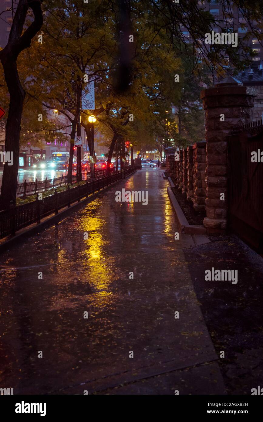 East Chicago Avenue at night in the rain, Chicago, Illinois, USA Stock ...