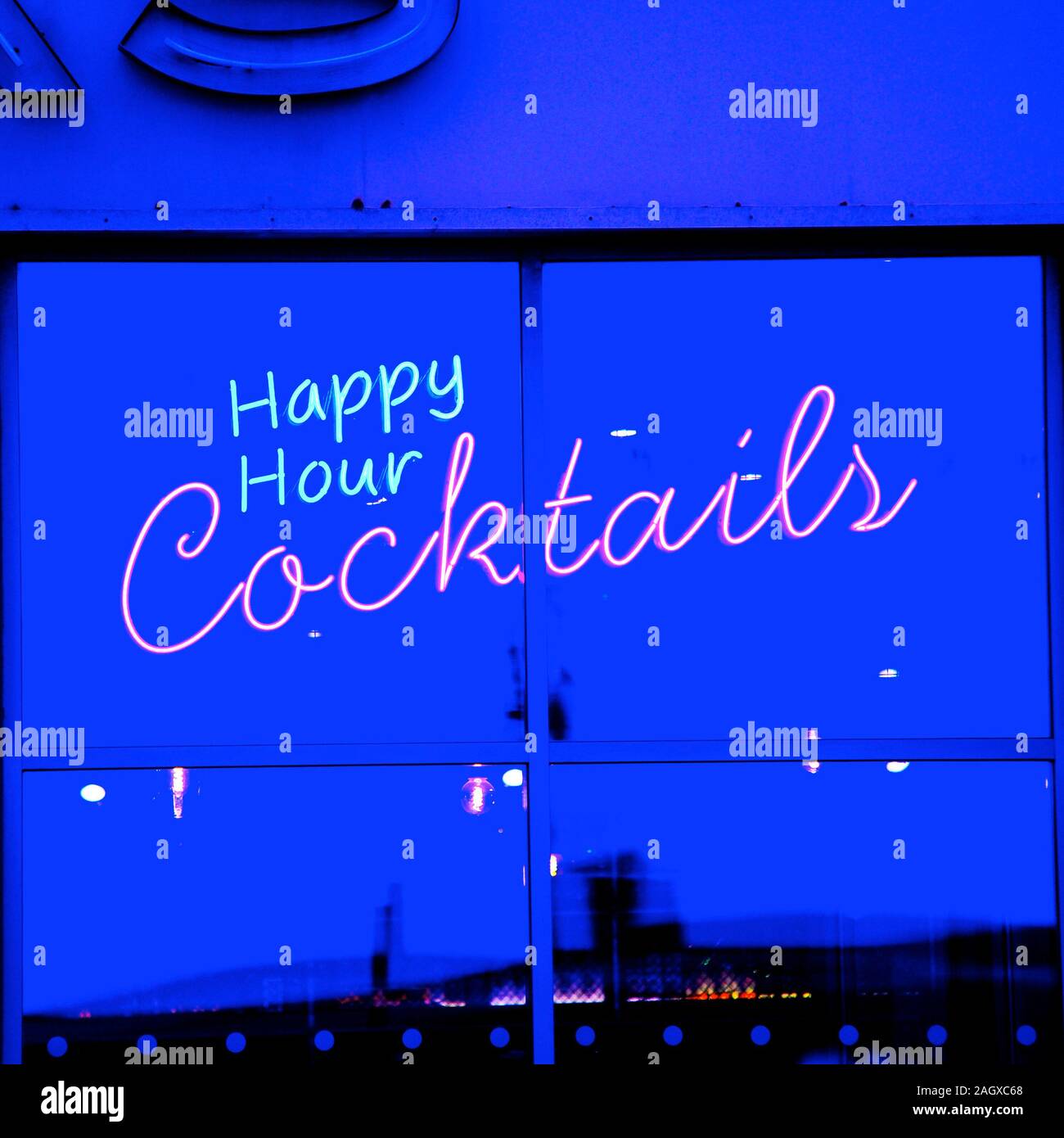 Happy hour cocktails bar neon sign in restaurant window Stock Photo - Alamy
